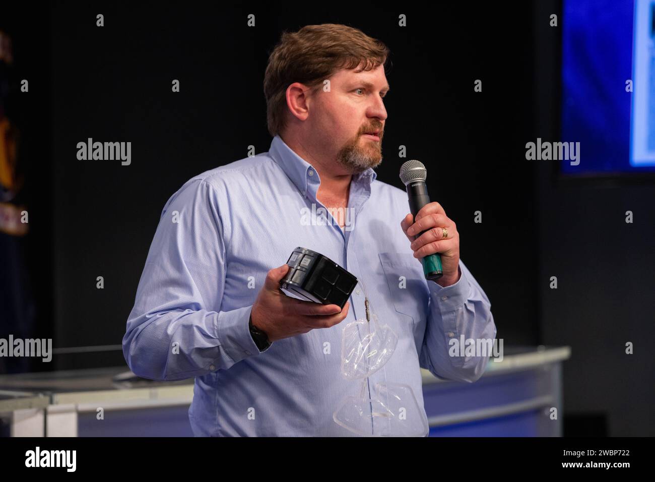 Gene Boland, capo scienziato di Techshot, si rivolge ai partecipanti ...