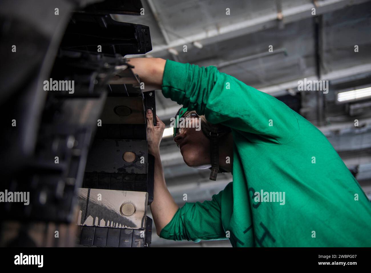 Il Mate Airman della U.S. Navy Aviation Machinist Omar Cerros Romo ...