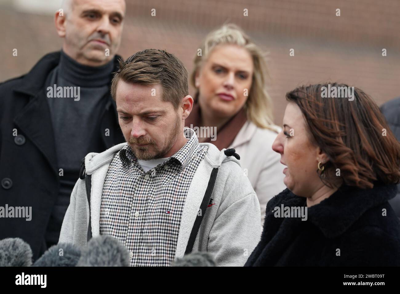 Sam Phillips, il padre di Alfie Phillips, parla con i media fuori ...