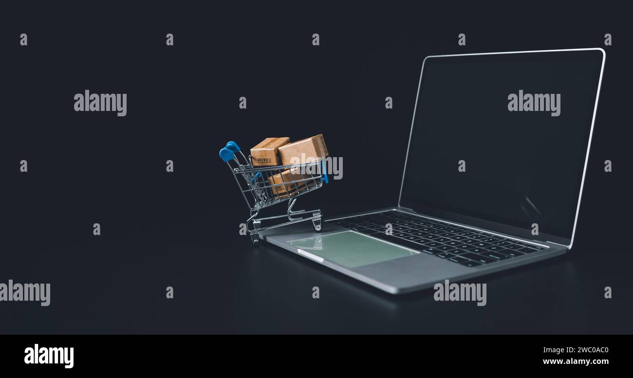 Scatole in un'auto della spesa sulla tastiera di un notebook. Idee ...