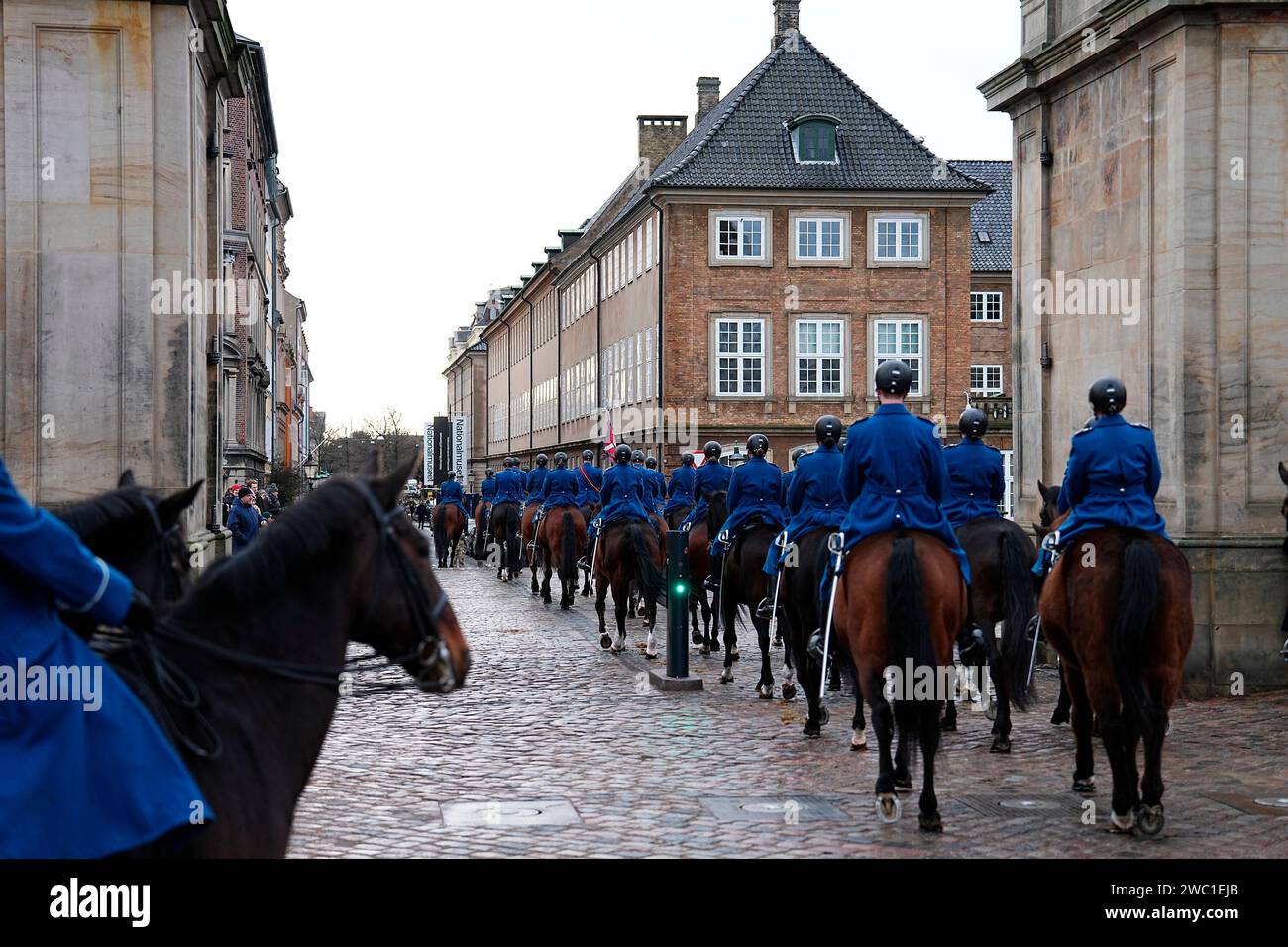 I soldati del reggimento ussari della guardia danese cavalcano fuori dalle scuderie reali del ...