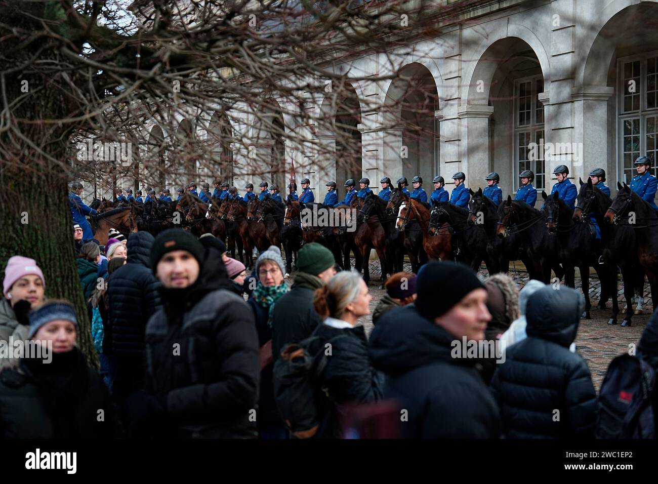 I soldati del reggimento ussari della guardia danese cavalcano fuori ...