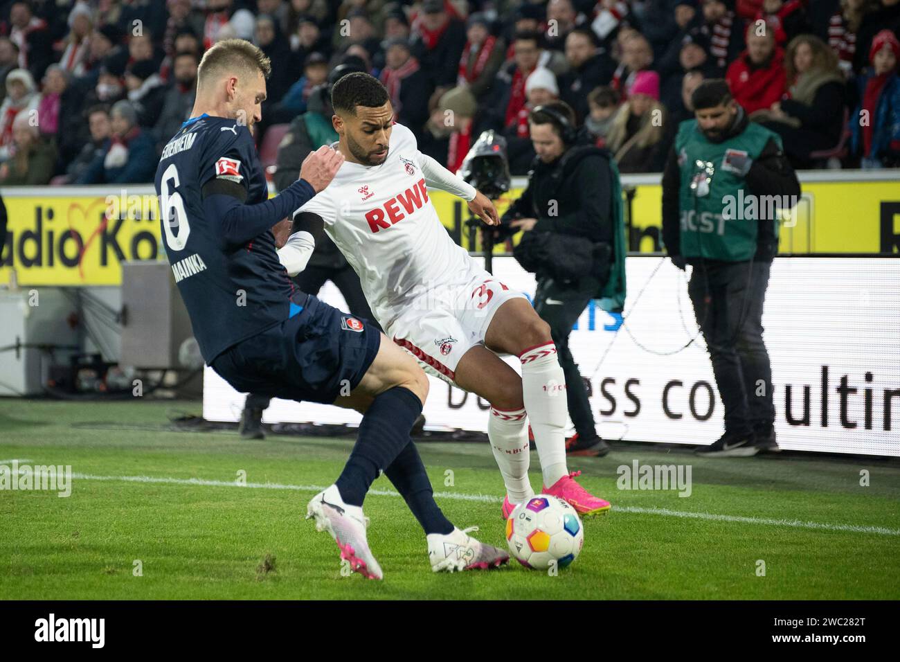 Koeln, Deutschland. 13 gennaio 2024. Zweikampf Patrick Mainka (FC Heidenheim, n. 06) gegen ...