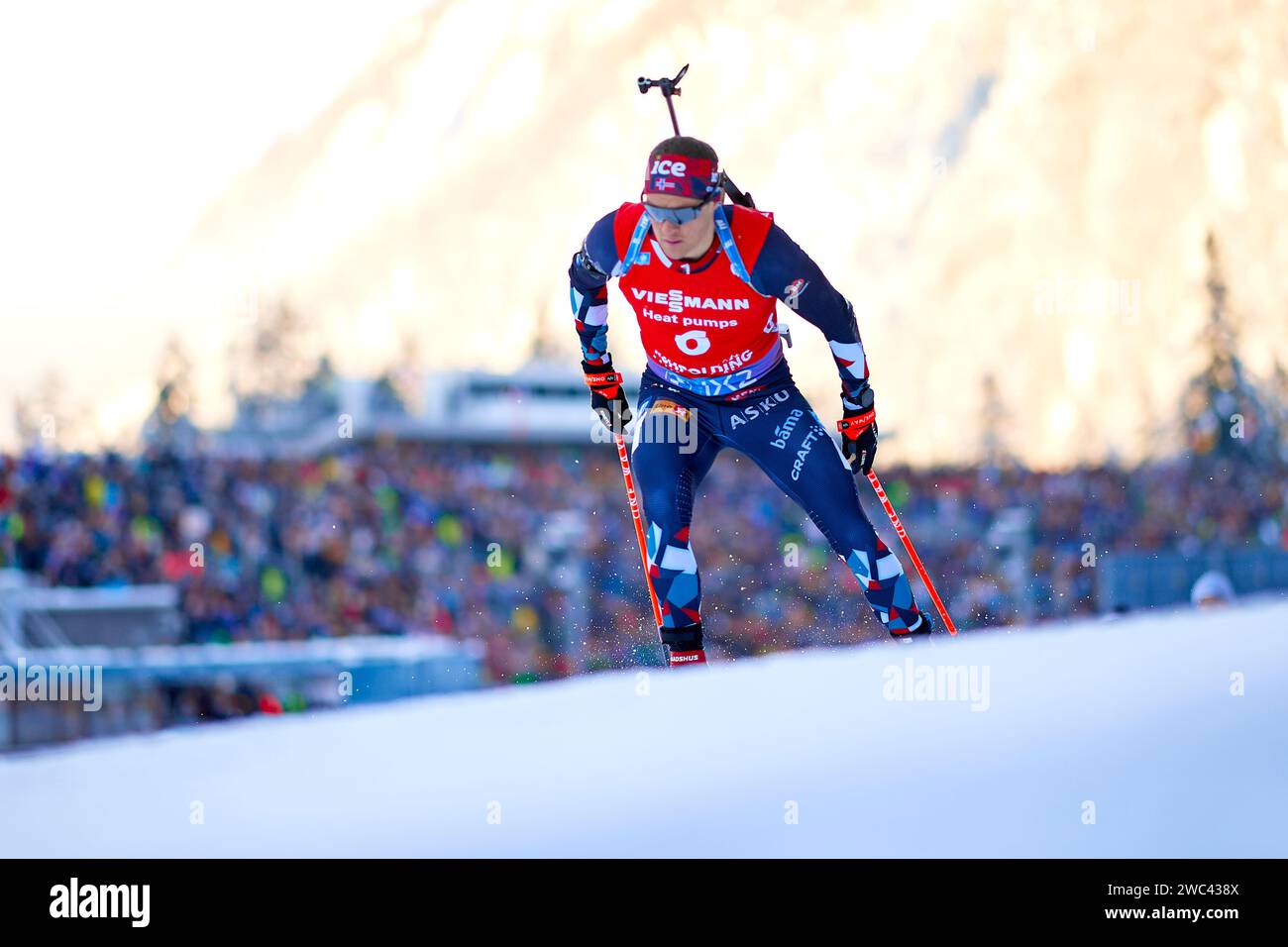 RUHPOLDING, GERMANIA - 13 GENNAIO 2024: STROEMSHEIM Endre, Men sprint ...