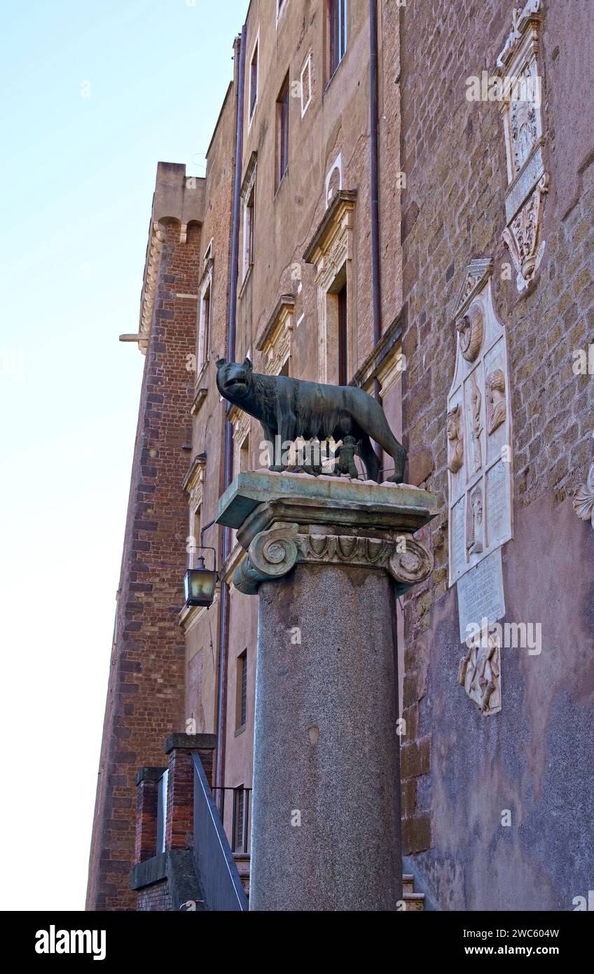 Antica statua romana in bronzo di una lupa che alimenta Romolo e Remo ...