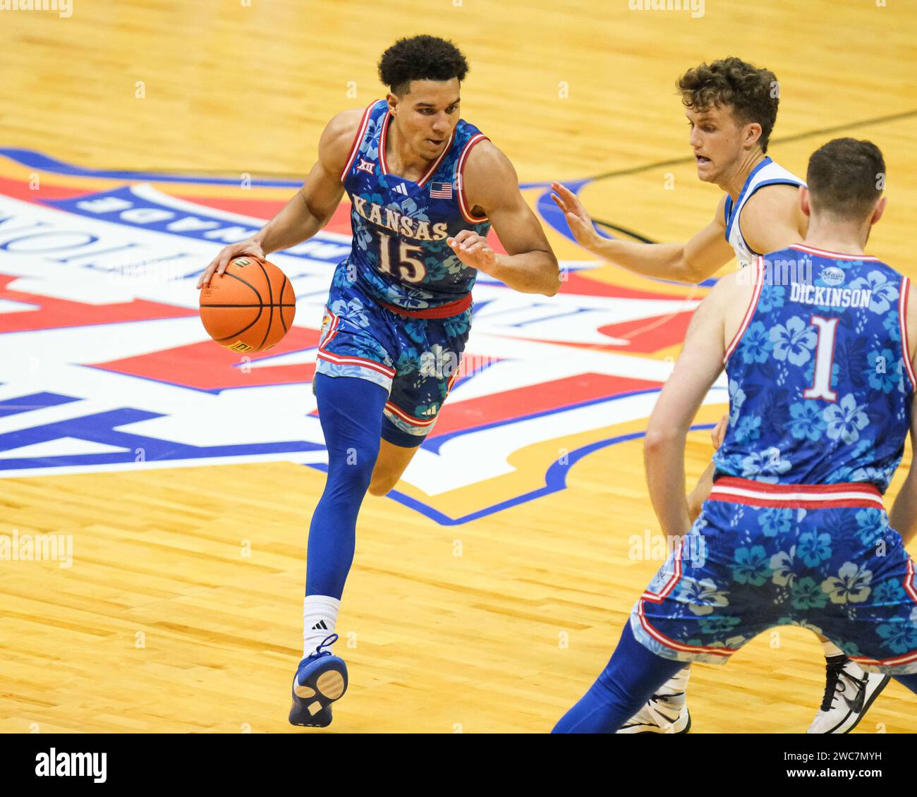 20 novembre 2023: La guardia del Kansas Kevin McCullar Jr. (15) guida ...