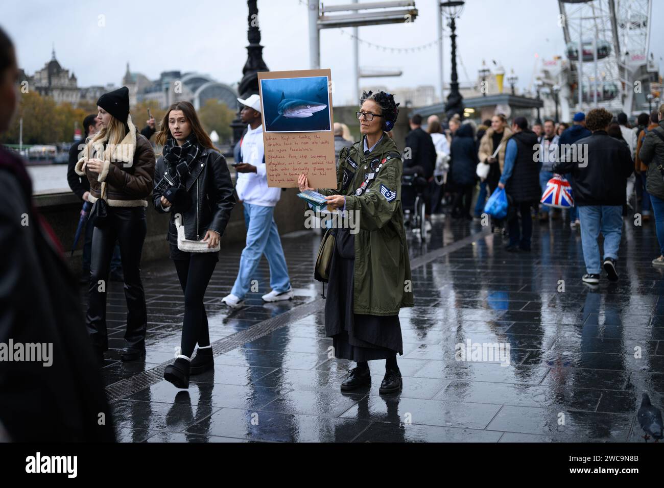 18 novembre 2023: Una donna solitaria distribuisce volantini fuori dal ...