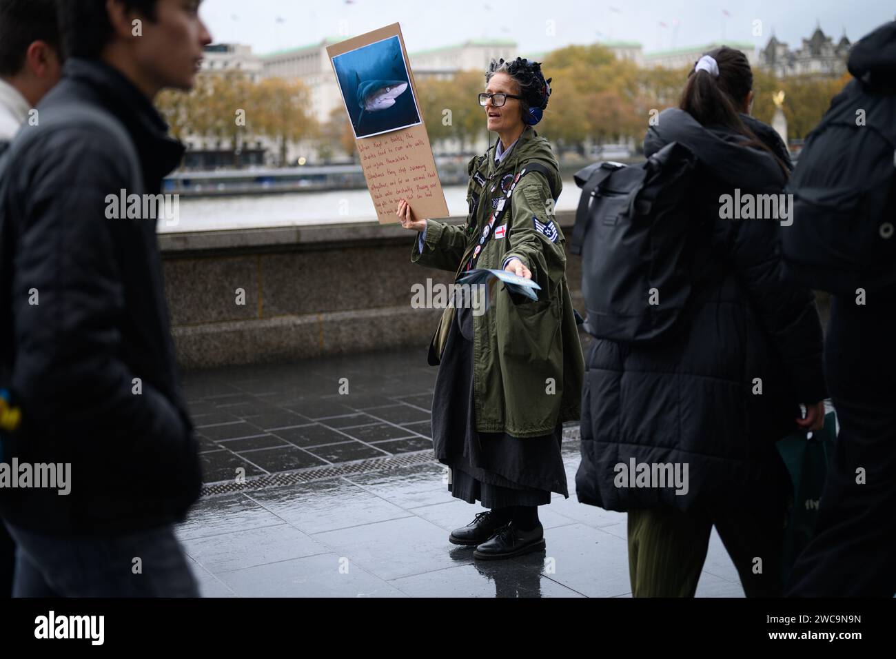 18 novembre 2023: Una donna solitaria distribuisce volantini fuori dal ...