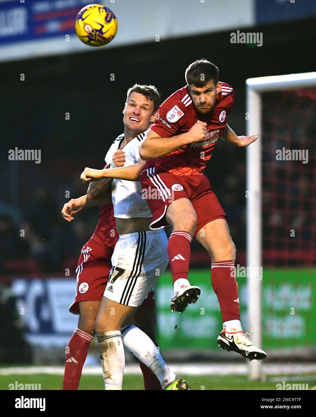 Matt Smith di Salford (a sinistra) combatte con Harry Ransom di Crawley ...