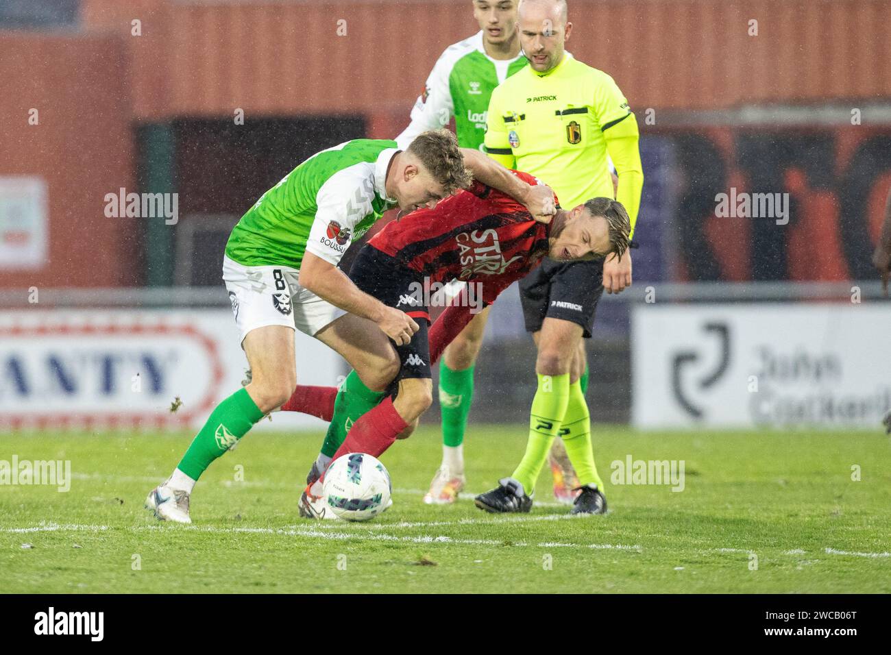 Mateo Ibris (8) di Francs Borains si batte per la palla con CACHBACH ...