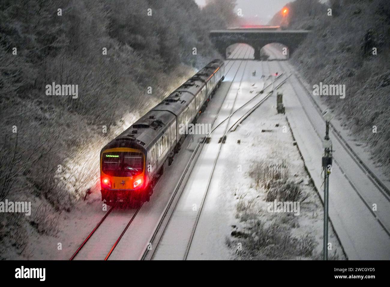 La neve cade alla stazione di Hunt Cross, Liverpool. Gran parte della ...