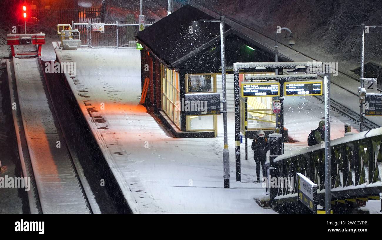 La neve cade alla stazione di Hunt Cross, Liverpool. Gran parte della ...