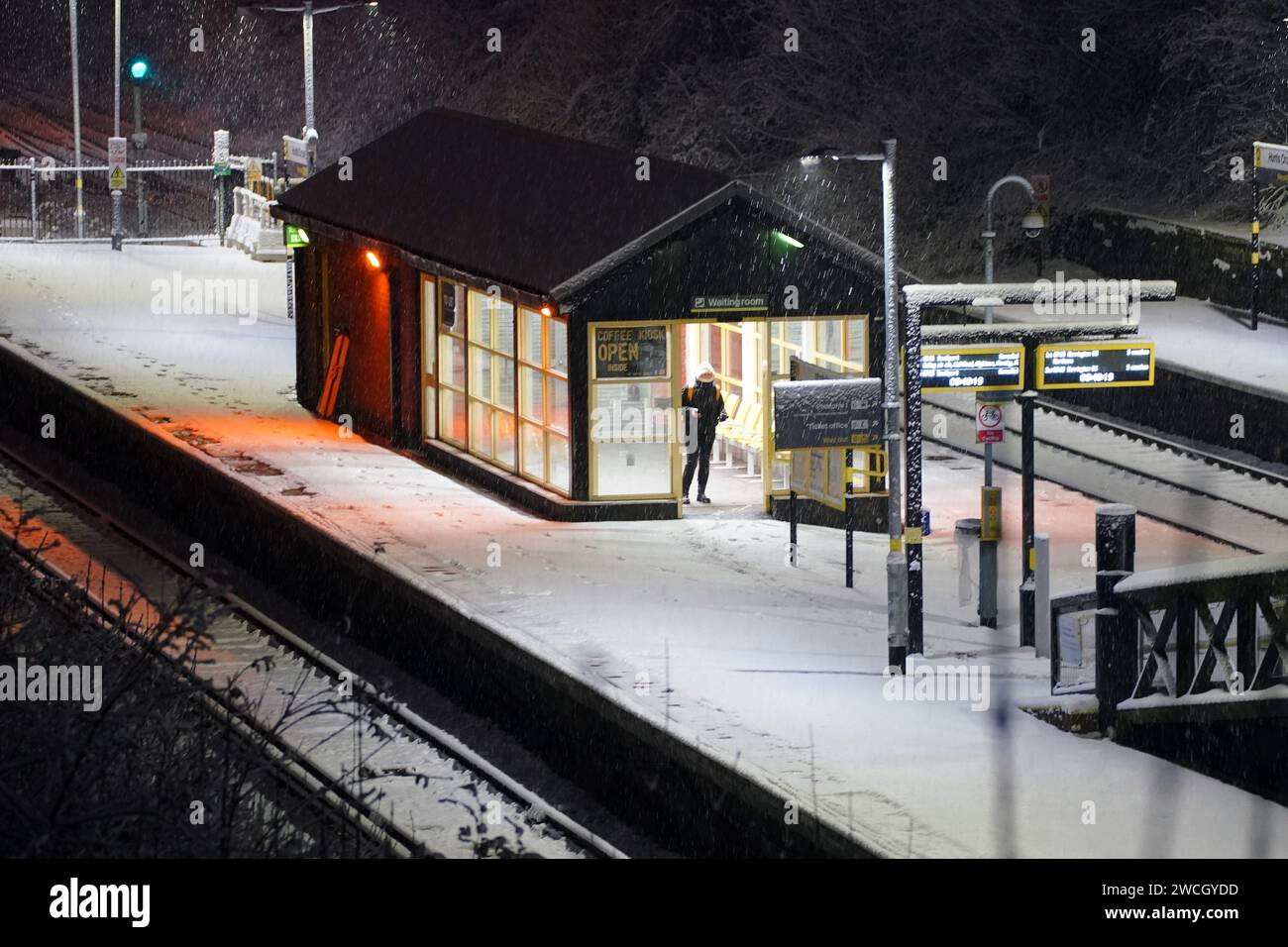La neve cade alla stazione di Hunt Cross, Liverpool. Gran parte della ...