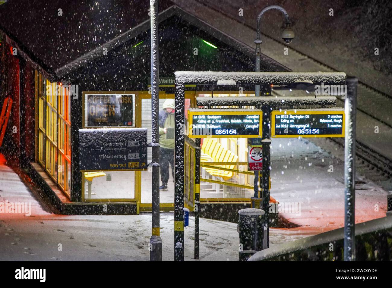 La neve cade alla stazione di Hunt Cross, Liverpool. Gran parte della ...