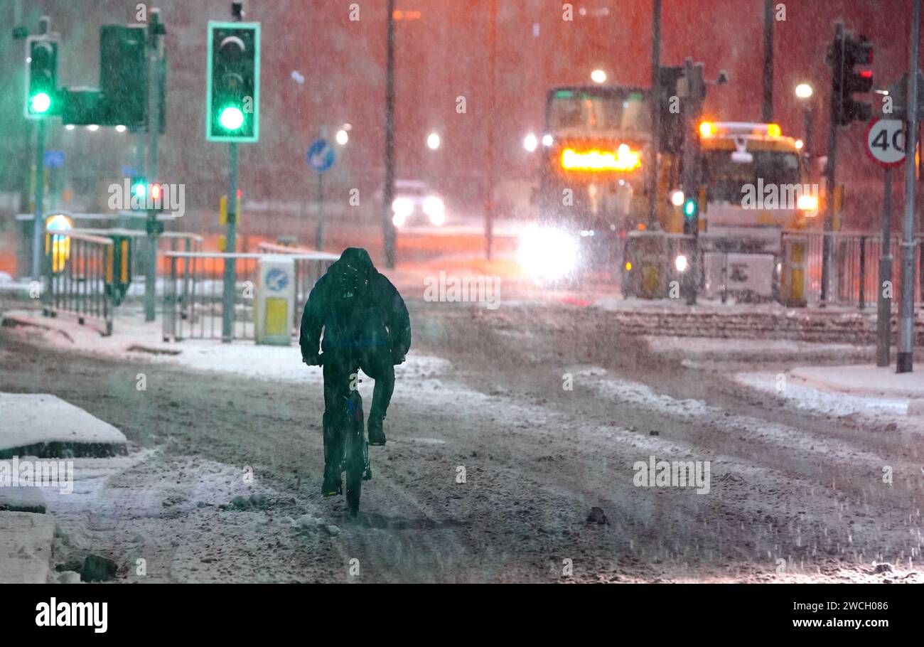 La neve cade alla stazione di Hunt Cross, Liverpool. Gran parte della ...