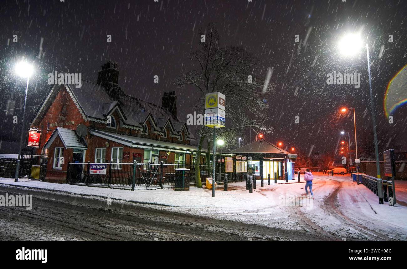 La neve cade alla stazione di Hunt Cross, Liverpool. Gran parte della ...
