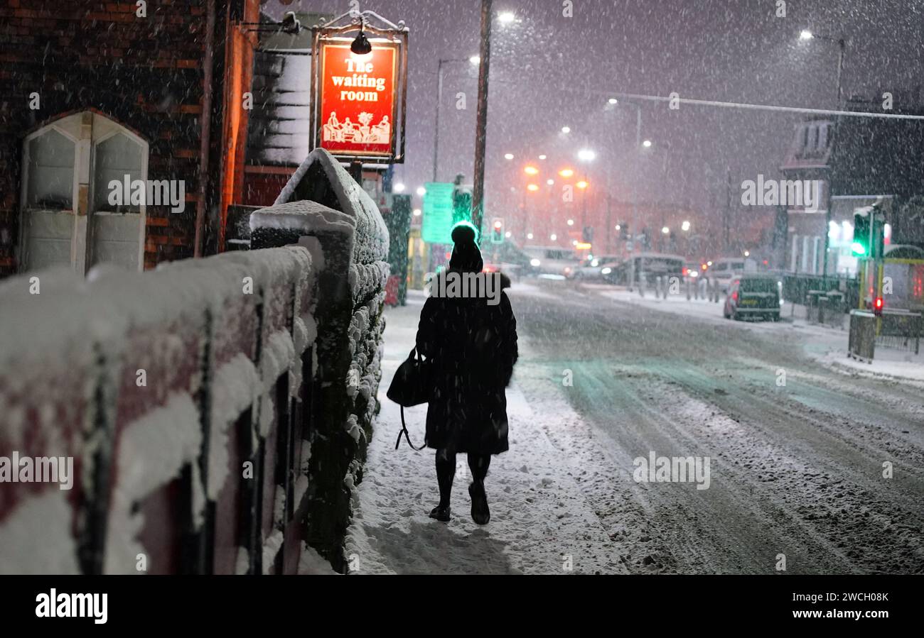 La neve cade alla stazione di Hunt Cross, Liverpool. Gran parte della ...