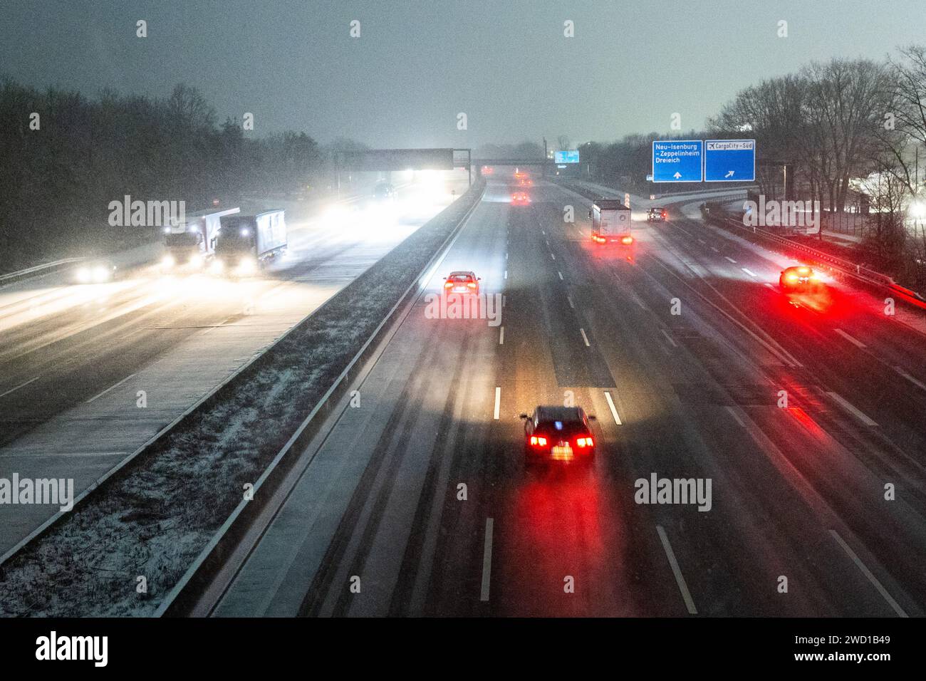 18 gennaio 2024, Assia, Francoforte Höchst: Auto e camion viaggiano ...