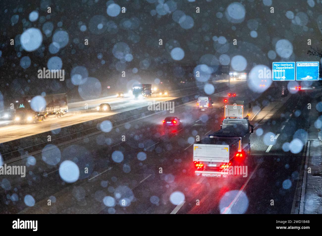 18 gennaio 2024, Assia, Francoforte Höchst: Auto e camion viaggiano ...