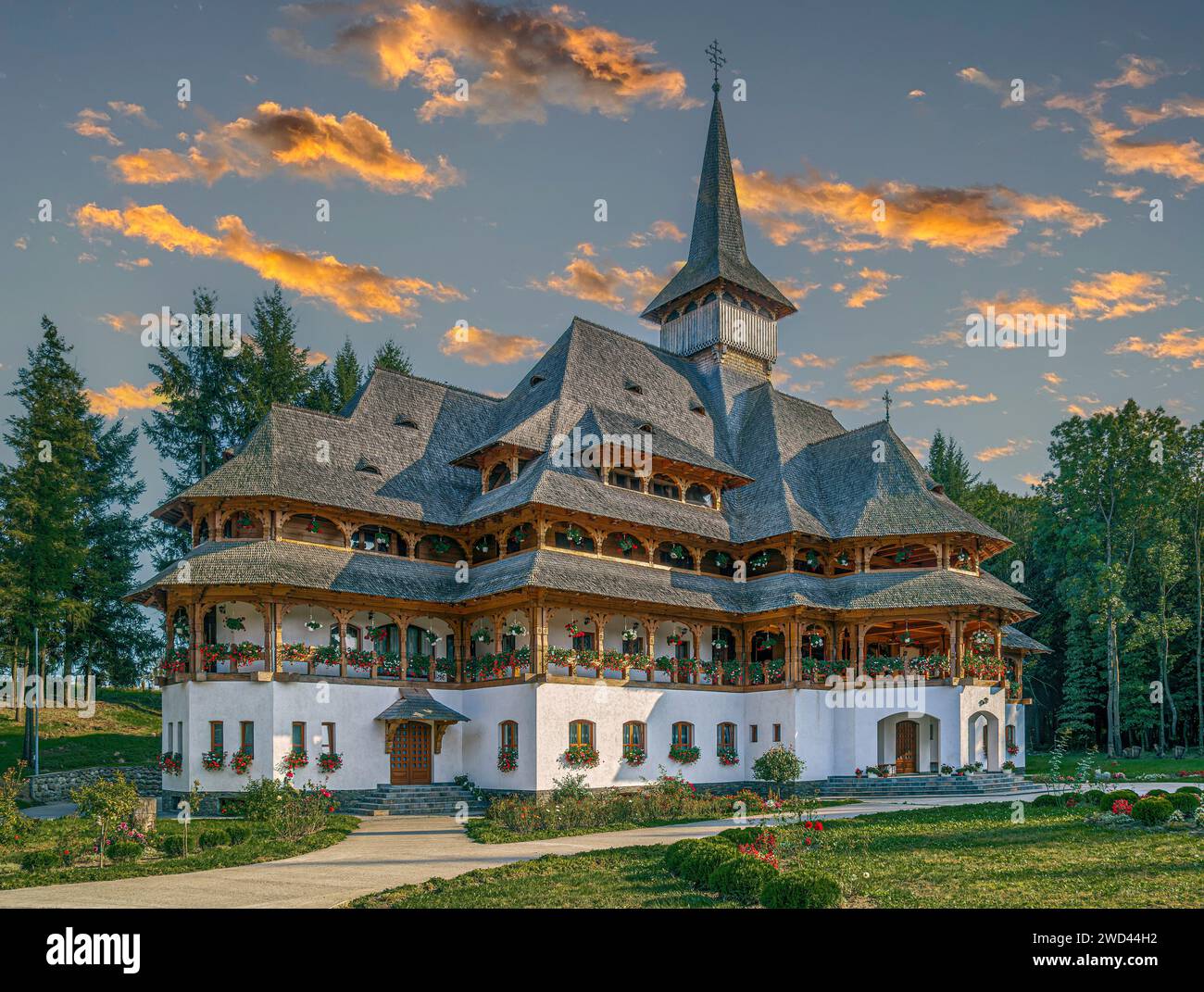 Edificio dal complesso monastico che comprende gli edifici in legno del ...
