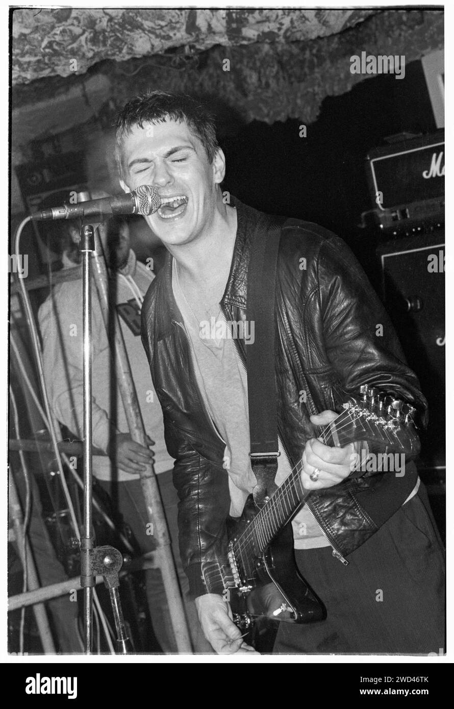 Richard Parfitt di 60 ft Dolls che suonano dal vivo al leggendario TJ's ...