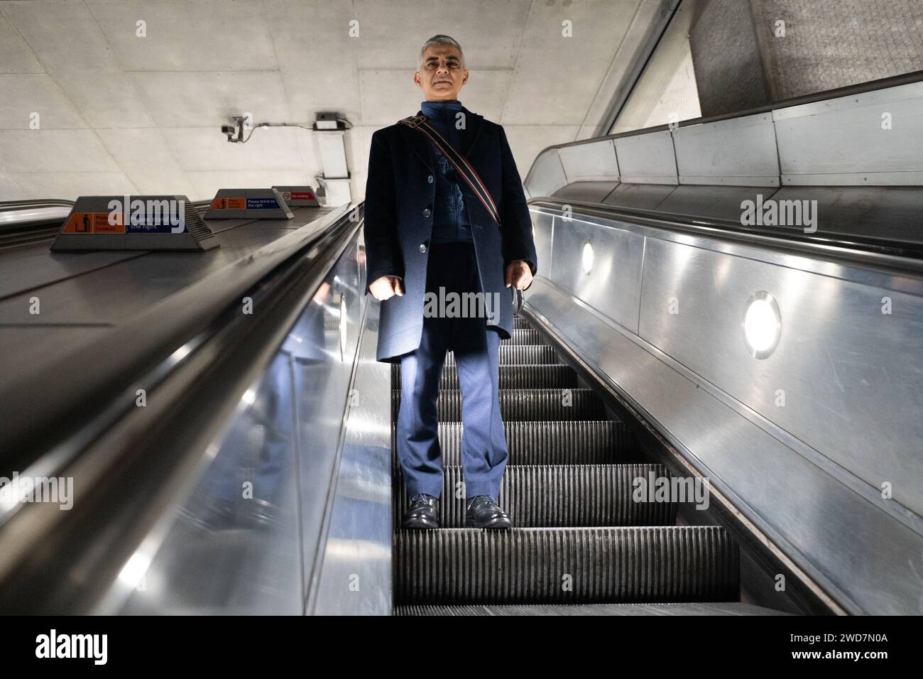 Il sindaco di Londra Sadiq Khan alla stazione della metropolitana di ...