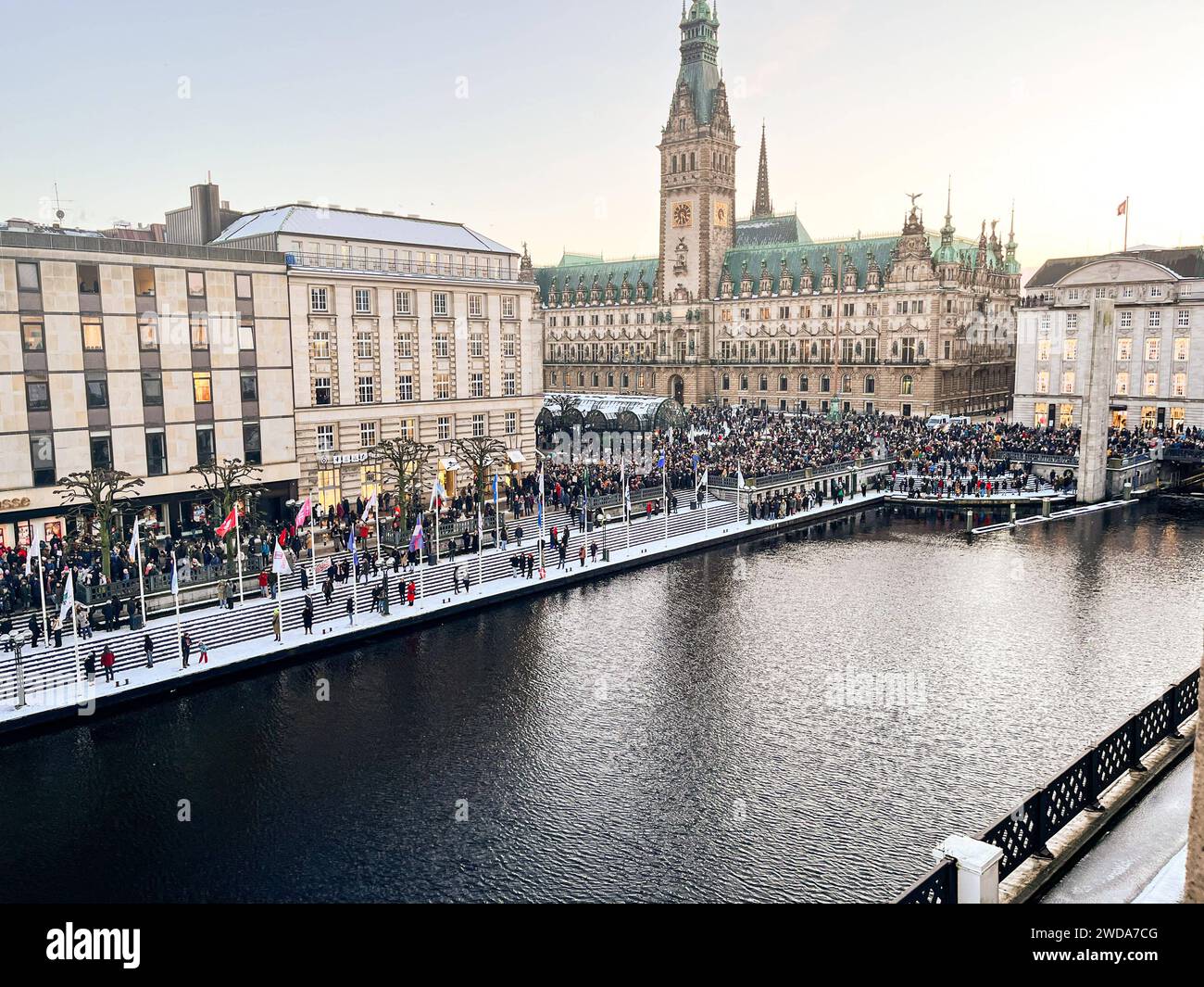 Deutschland, Amburgo - 19 gennaio 2024: Demo gegen Rechts am Jungfernstieg ad Amburgo ...