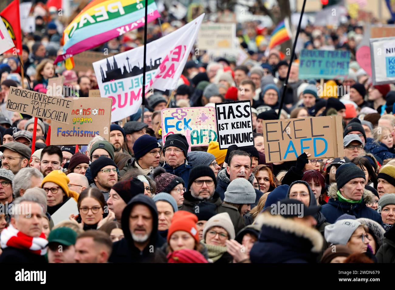 Schilder von Demonstranten bei einer Demonstration des Bündnisses Köln ...