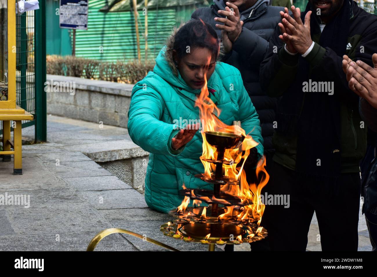 Un devoto indù prega al tempio Shankaracharya in occasione della cerimonia di consacrazione del ...