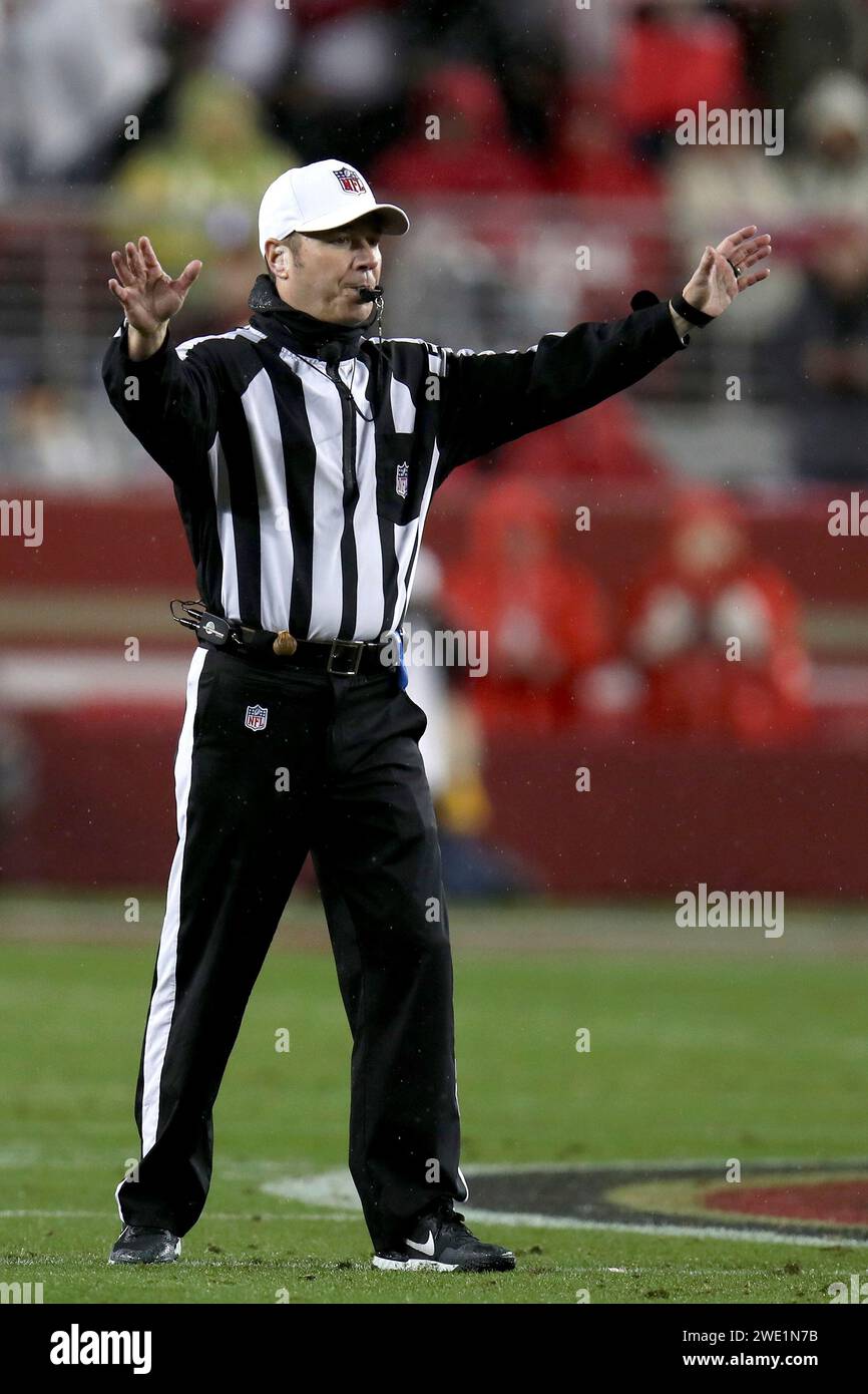 Referee Alex Kemp (55) signals during an NFL divisional round playoff ...