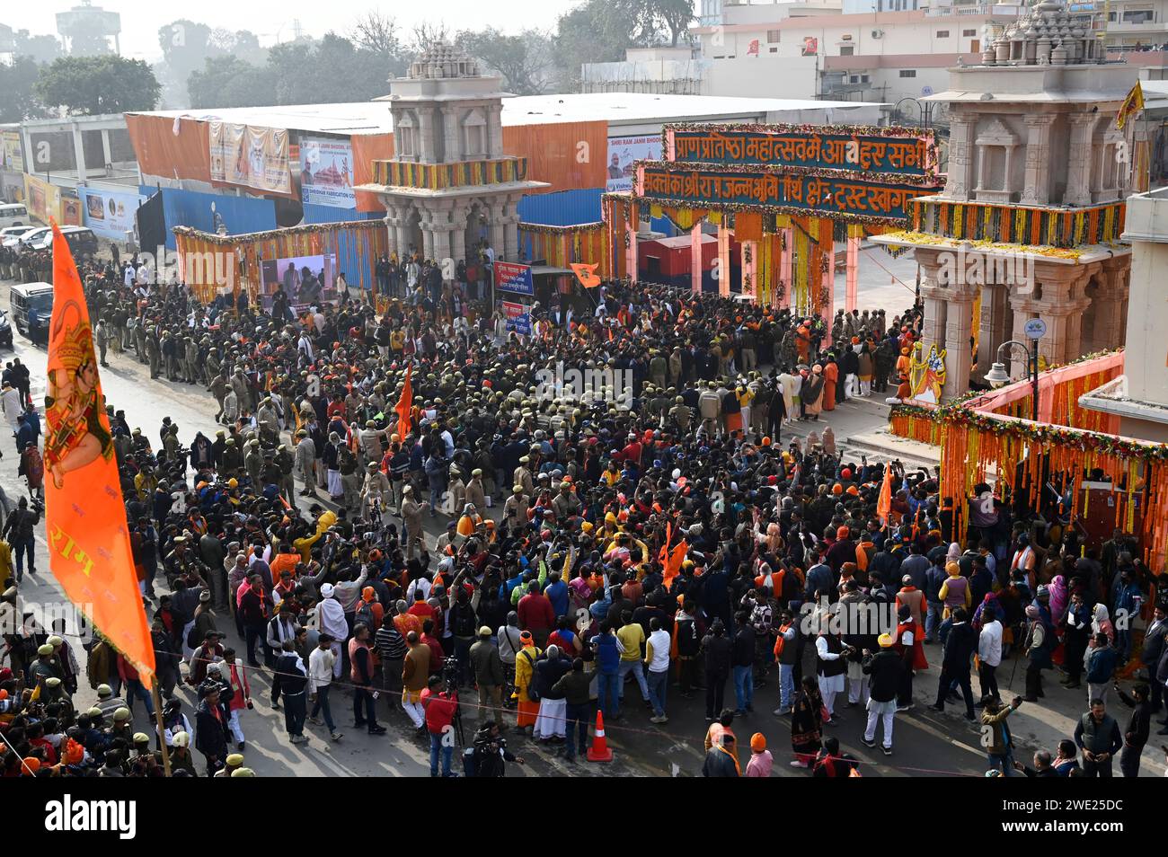AYODHYA, INDIA - 22 GENNAIO: Migliaia di devoti provenienti da varie parti del paese si sono ...