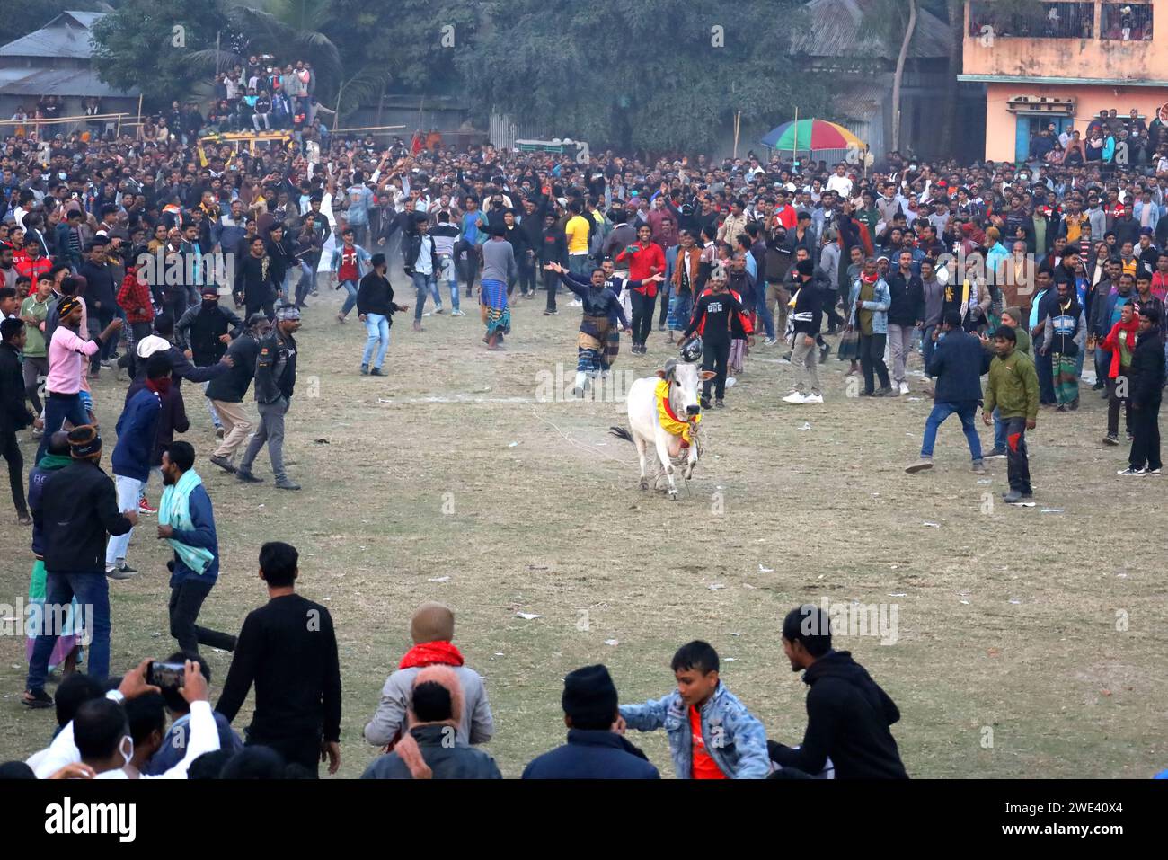 Nawabganj, Dacca, Bangladesh. 23 gennaio 2024. Migliaia di persone ...