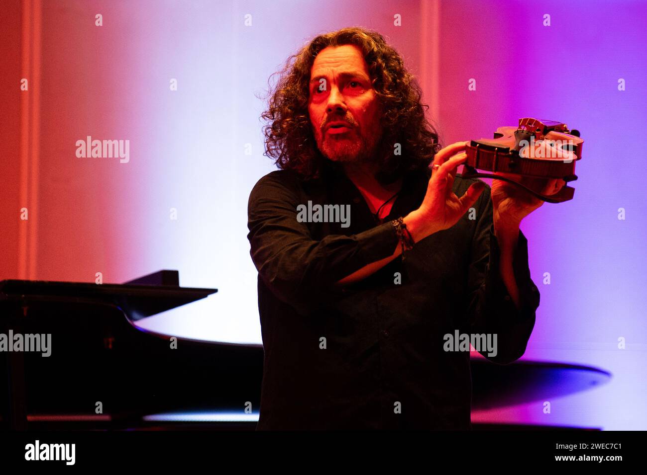 Greg Lawson esegue "Lev's Violin", presentando un'esplorazione delle ...