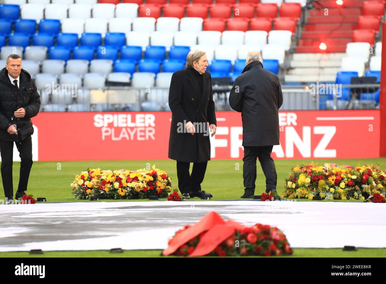 Tausende haben in der Allianz Arena Abschied von der Fussball-legende Franz Beckenbauer genommen ...