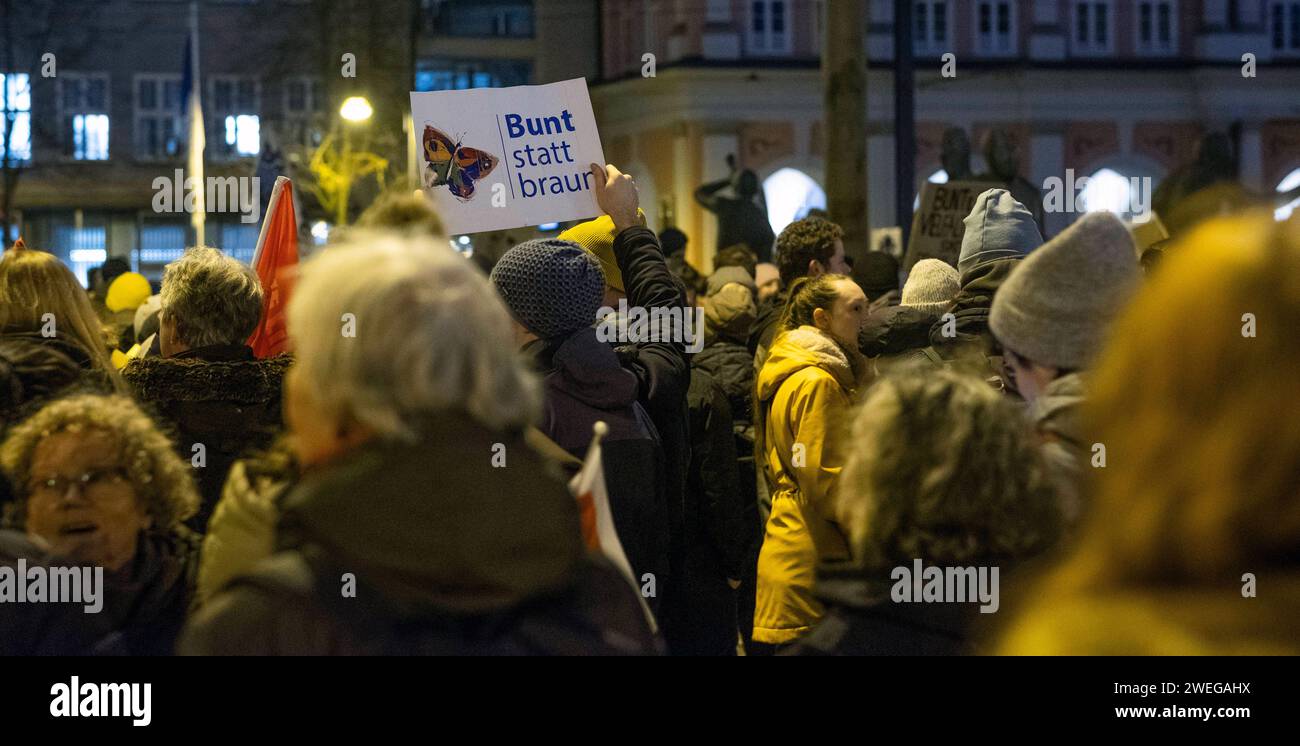 Unter dem motto Nie wieder ist jetzt - alle zusammen gegen den Faschismus kommen Donnerstagabend ...