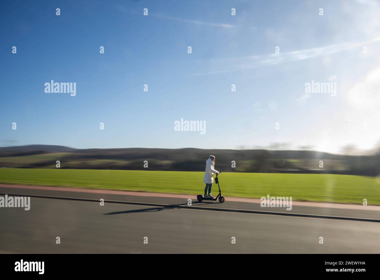 Sonnige e-Scooter-Tour durch die winterliche Landschaft ohne Schnee 27. ...