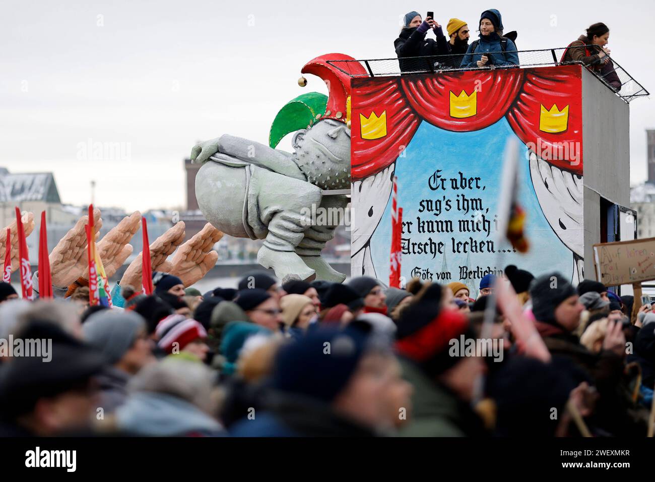 Ein Karnevalswagen des Rosenmontagszuges mit zum Hitlergruß erhobenen ...