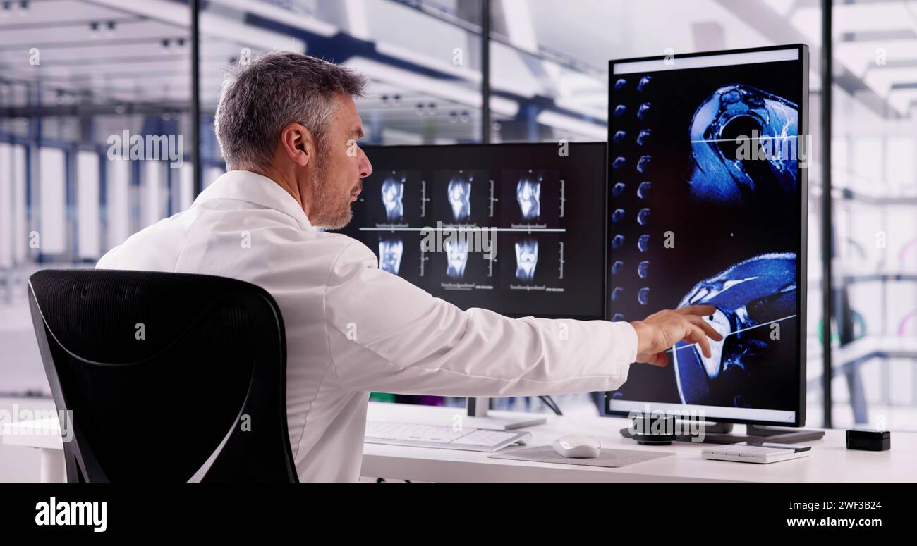 Shoulder bones immagini e fotografie stock ad alta risoluzione - Alamy