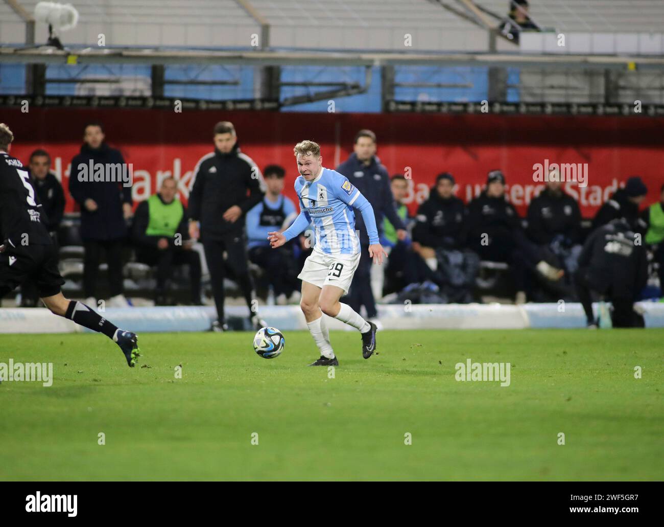 Kilian ludewig tsv 1860 munchen mit ball im angriff immagini e fotografie stock ad alta ...