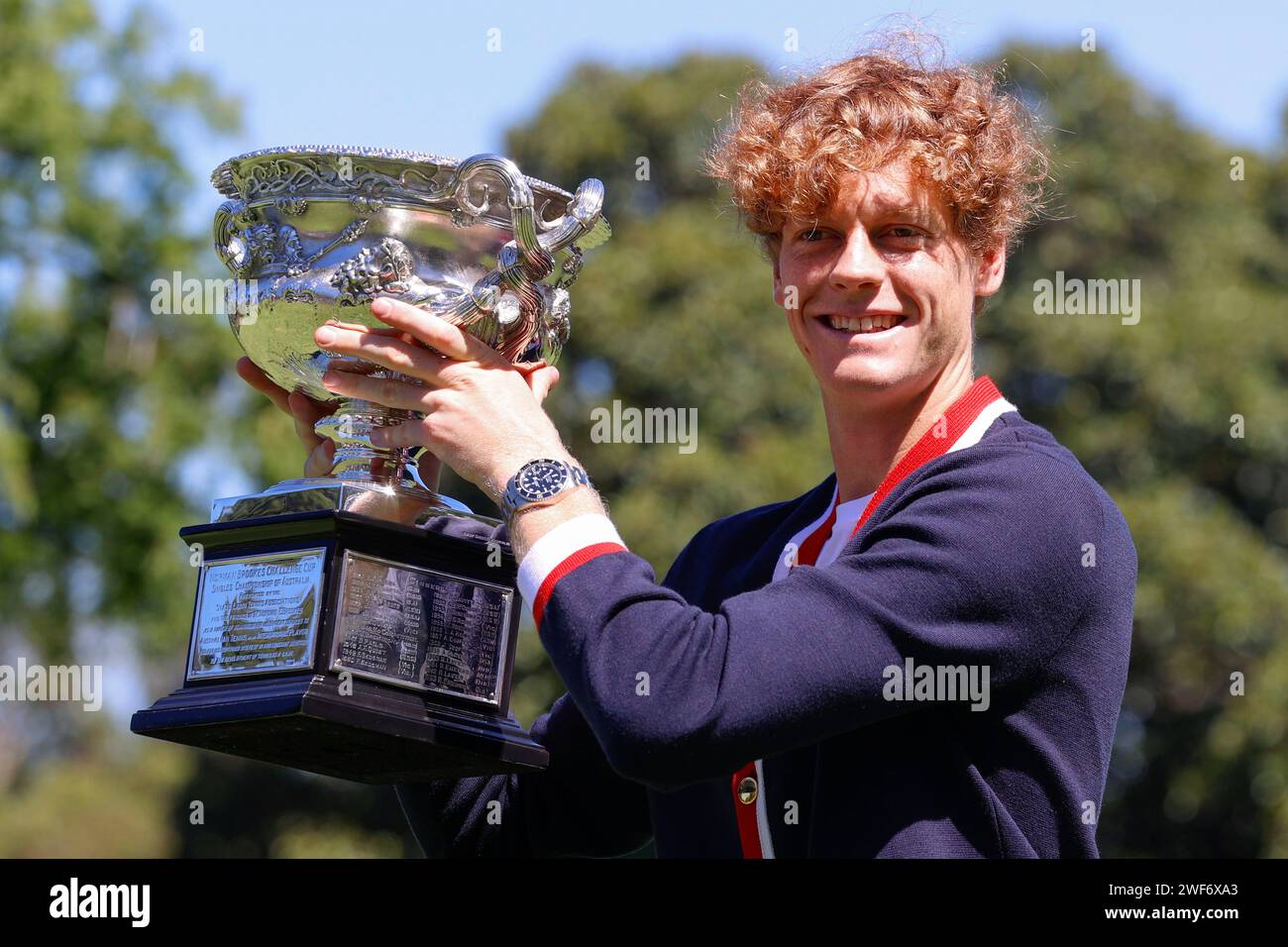 Jannik Sinner d'Italia si pone con la Norman Brookes Challenge Cup dopo ... Jannik Sinner d'Italia si pone con la Norman Brookes Challenge Cup dopo ...