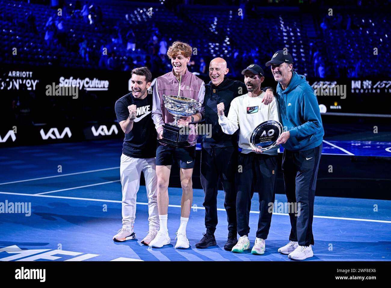 L'italiano Jannik Sinner con il suo allenatore Simone Vagnozzi e Darren Cahill durante l ...