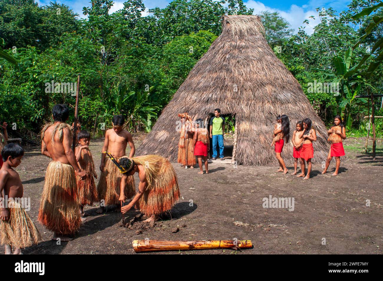 Una maloca Yagua, casa tradizionale con tetto di paglia, dintorni di ...