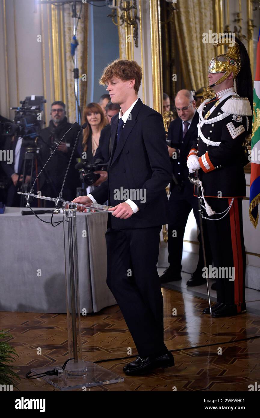 Il presidente italiano Sergio Mattarella, giusto, stringe la mano al ...