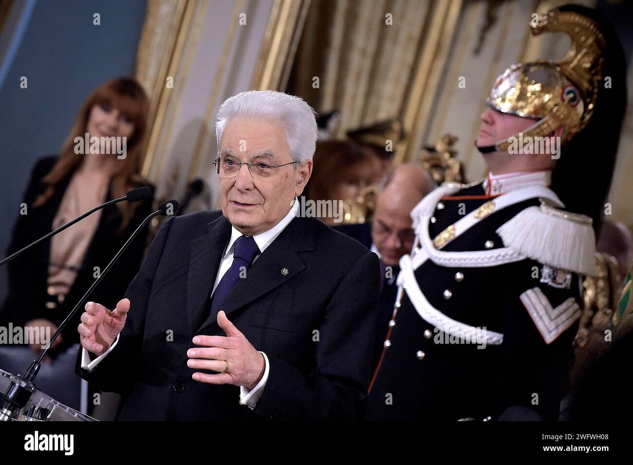 Il presidente italiano Sergio Mattarella, giusto, stringe la mano al ...