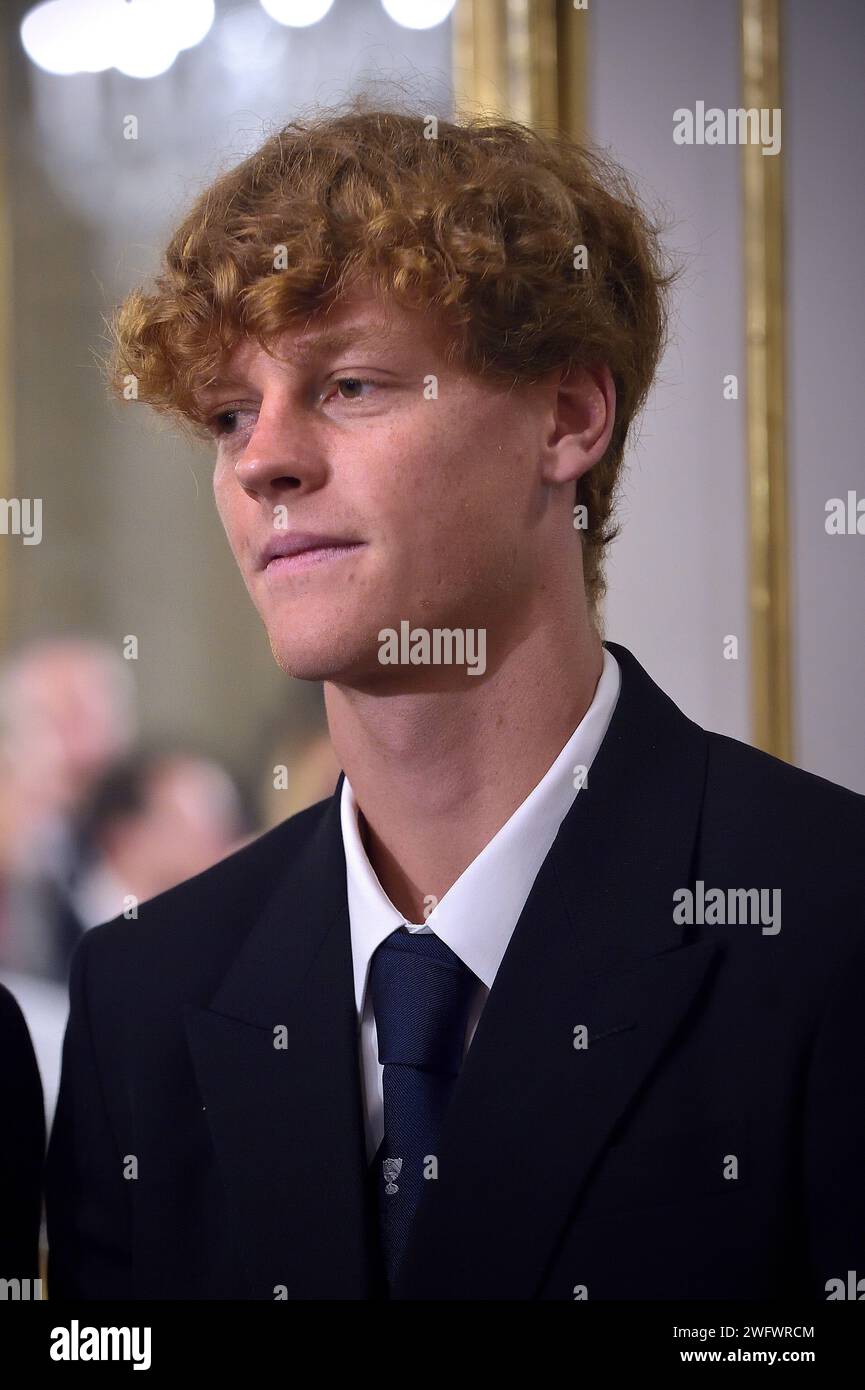 Il presidente italiano Sergio Mattarella, giusto, stringe la mano al ...