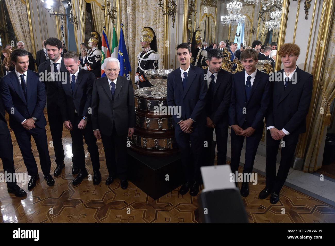 Il presidente italiano Sergio Mattarella, giusto, stringe la mano al ...