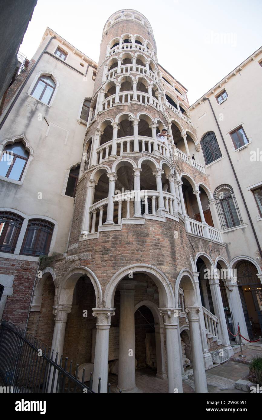 Palazzo gotico Contarini del Bovolo del XV secolo con la Scala ...
