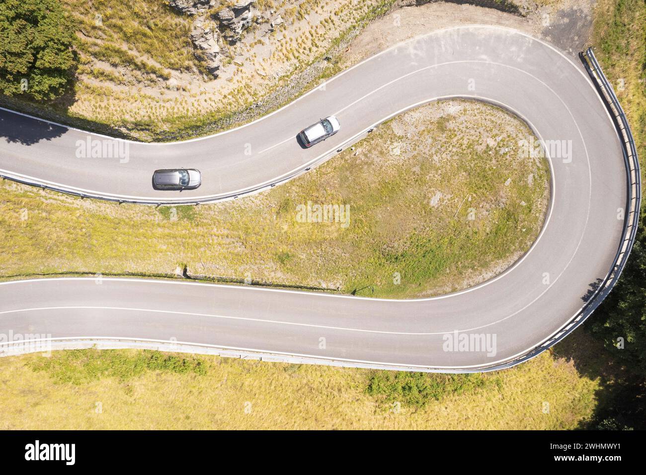Una strada in montagna immagini e fotografie stock ad alta risoluzione ...