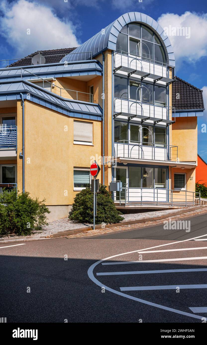 Una casa in cima a una strada immagini e fotografie stock ad alta ...