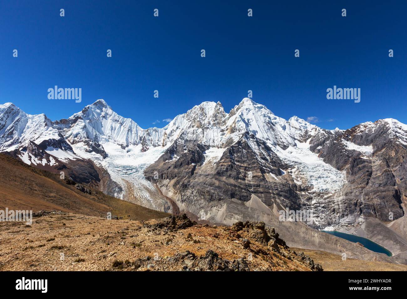 La Cordillera Blanca nelle Ande settentrionali del Perù è la catena ...